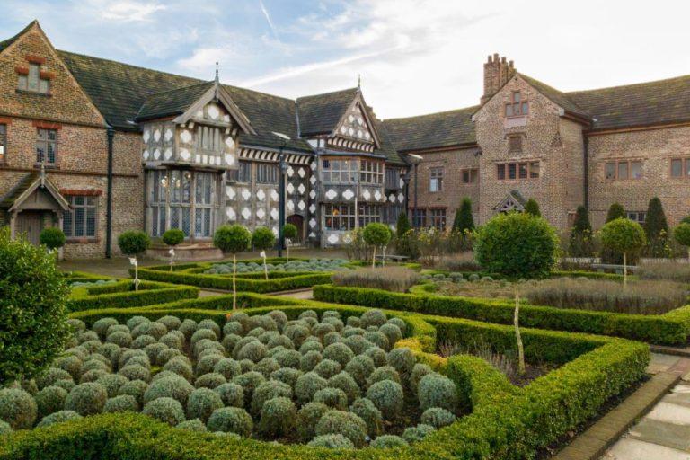 25 Famous Landmarks in Manchester, England (100% worth a visit)